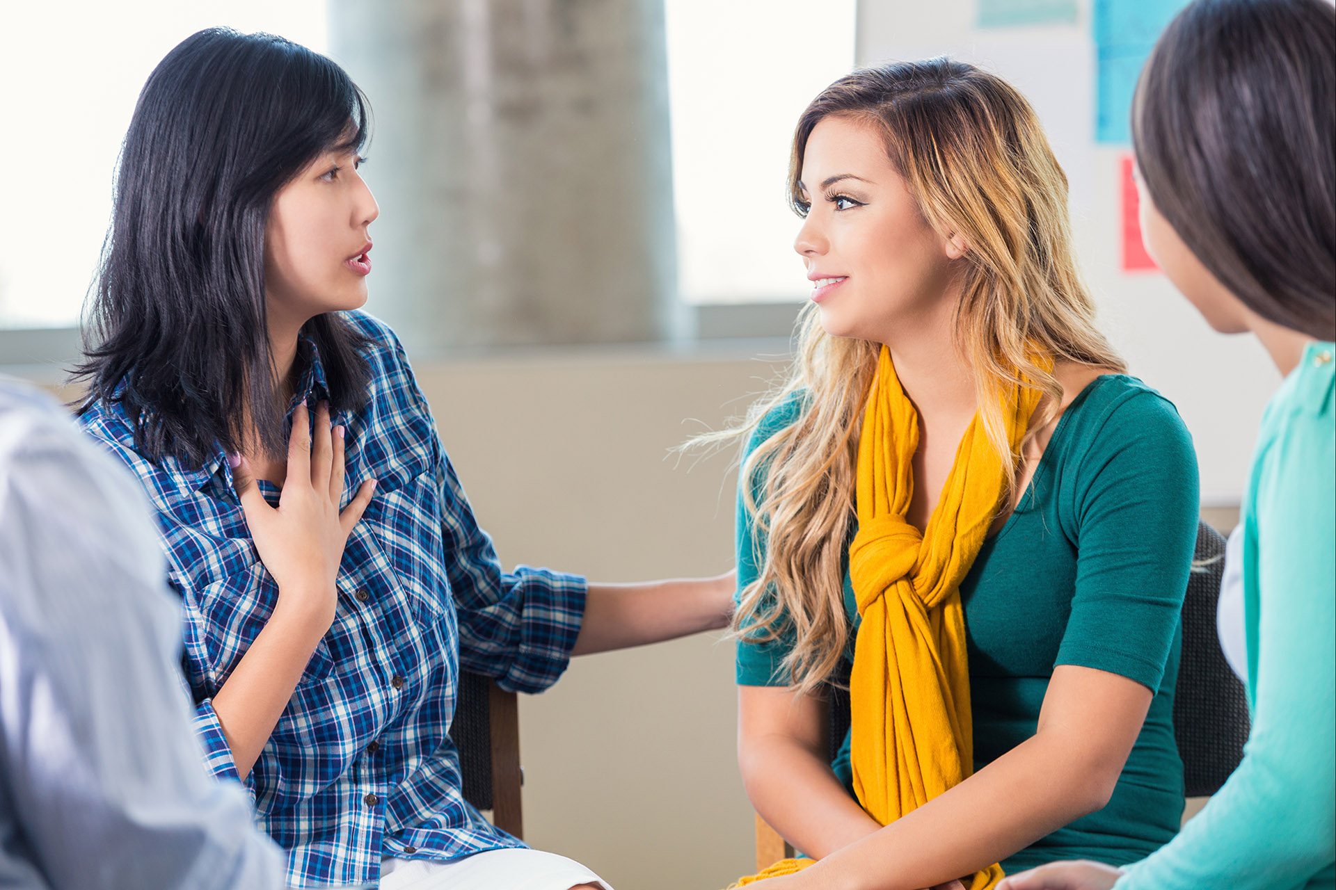 Therapist counsels teenage girl in support group - Class-e
